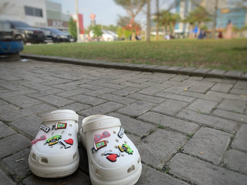 Do White Crocs Get Dirty? 5 Easy Methods To Clean Them